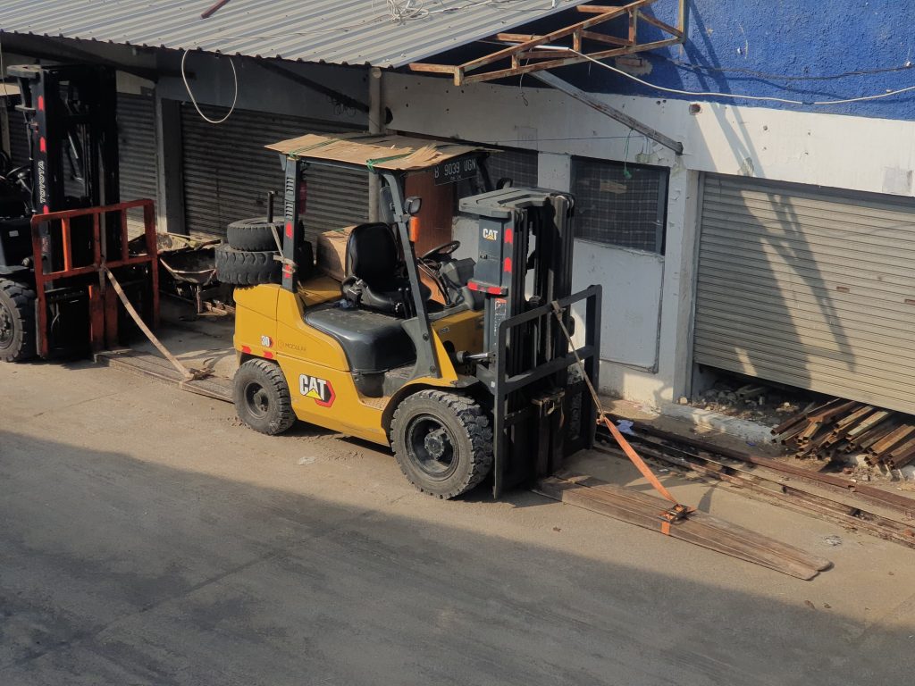 Affordable Rental Forklift Bekasi with Warranty Services